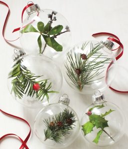 Новогодние шары на ёлку своими руками - 40 поделок из лент, ниток...